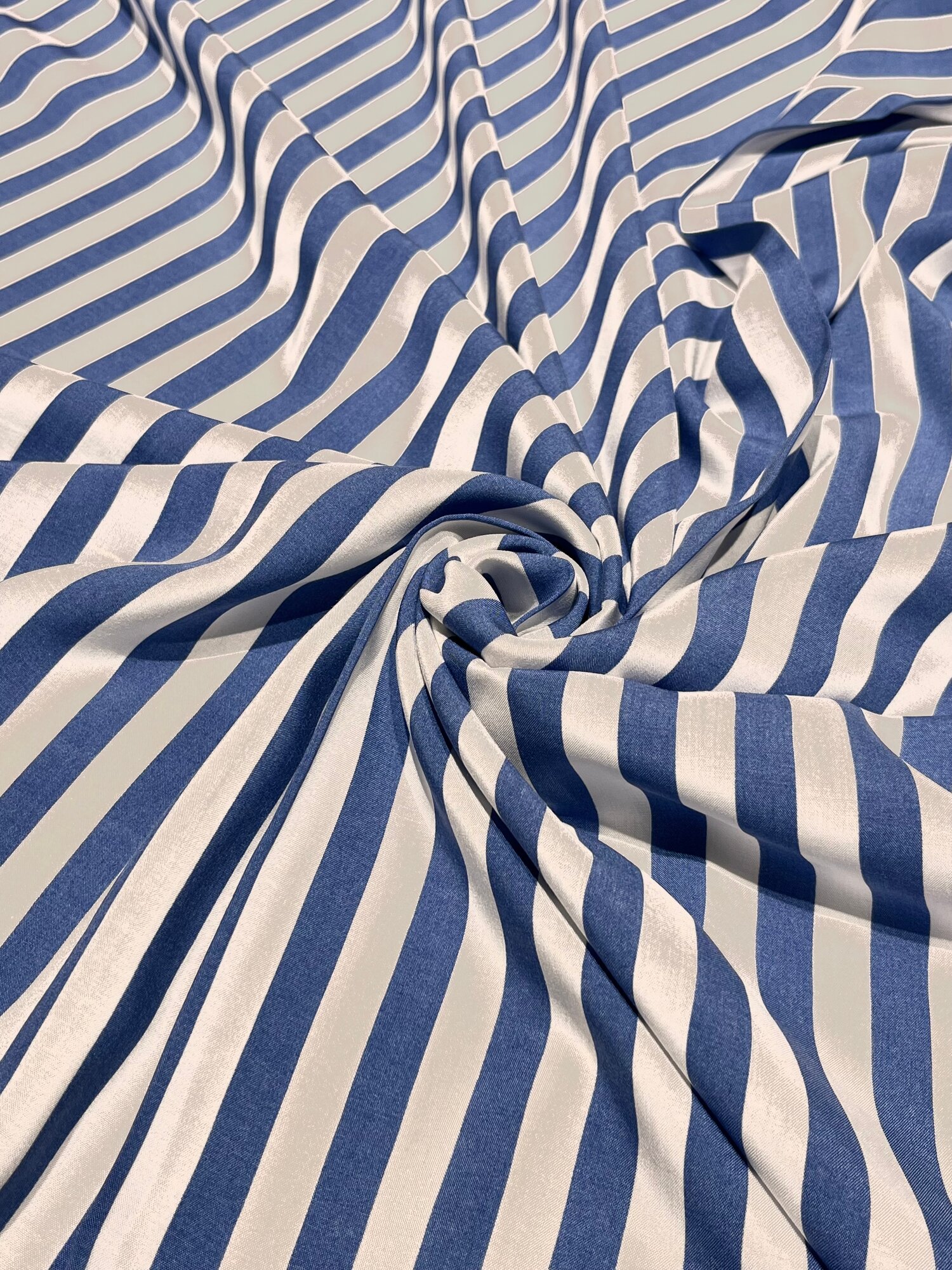 Ткань плательная в полоску, 100% вискоза, синий цвет, плотность 156гр, любой метраж кратный 1 м