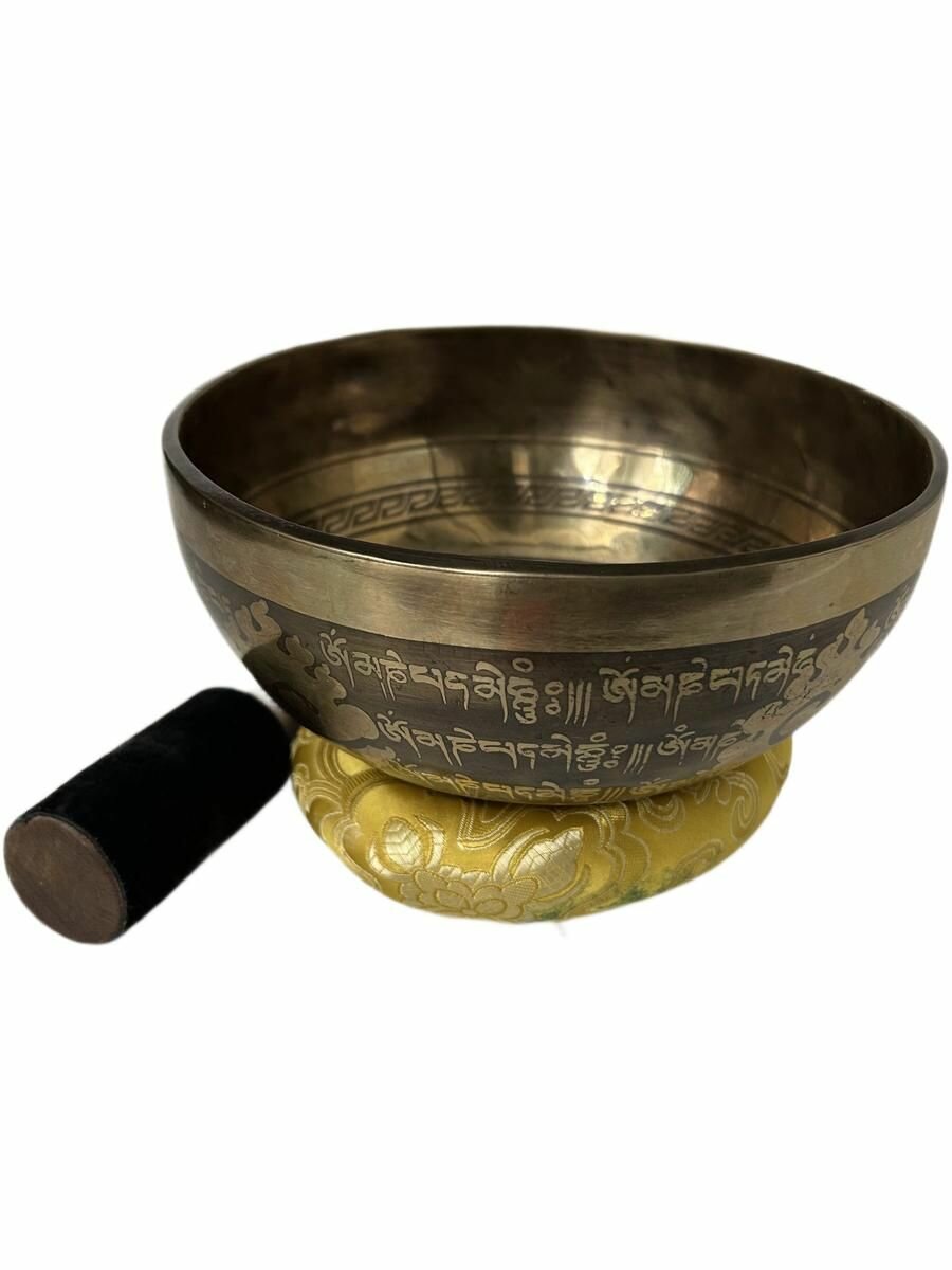 Тибетская поющая чаша тёмная с буддийскими символами (кованая): диаметр 20.1 см, нота Ля, 218 Гц, частота вибрации: 309 Гц, в комплекте со стиком и подушечкой
