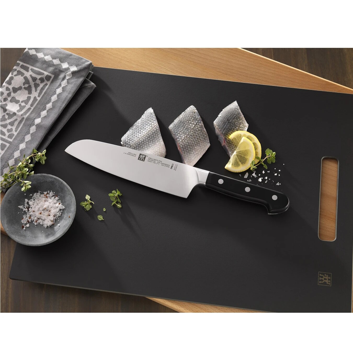 Нож Zwilling Pro, сантоку, 18 см, нескользящая рукоять, сталь, пластик, чёрный