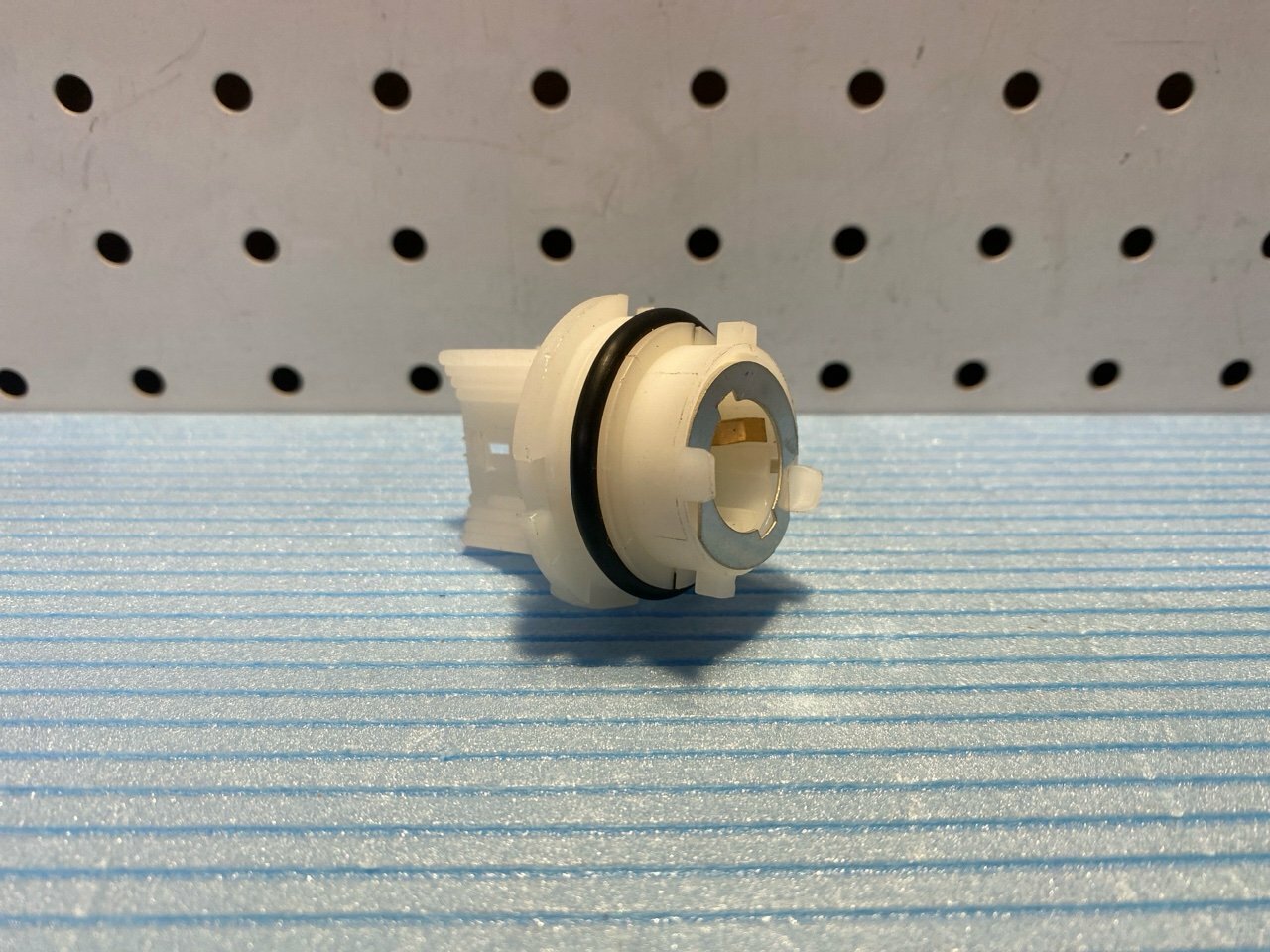 Патрон лампы указателя поворота VOLVO FH12 FH16 FM12 (вольво) (2-х контактный)