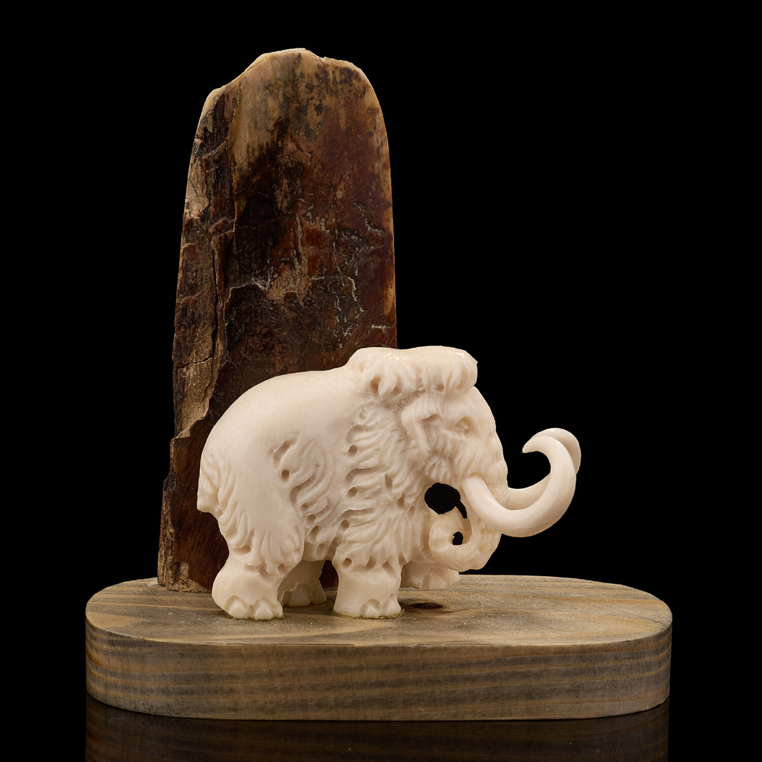 Скульптура из бивня мамонта "Мамонт у скалы"