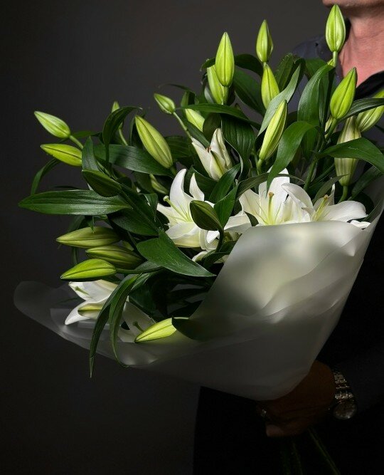 Букет из 7 белых лилий, идеальный и незабываемый подарок для любимой