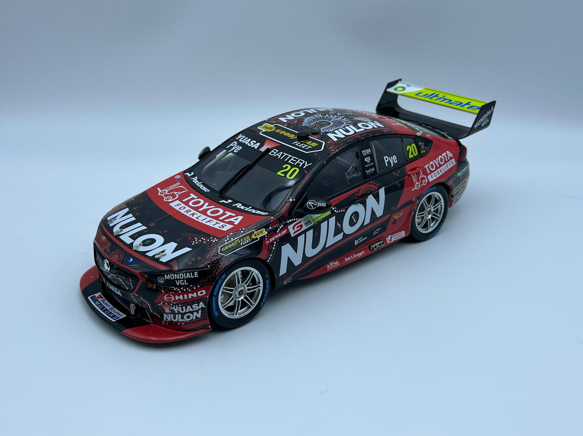 Аутентичная модель автомобиля Holden Australian Small Crown Rally Car из смолы в масштабе 1:18