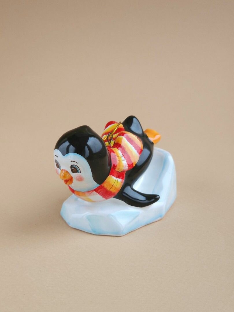 Ёлочная игрушка "Пингвиненок в шарфике". Ярославская майолика. Керамика ручной работы. Сделано в России.