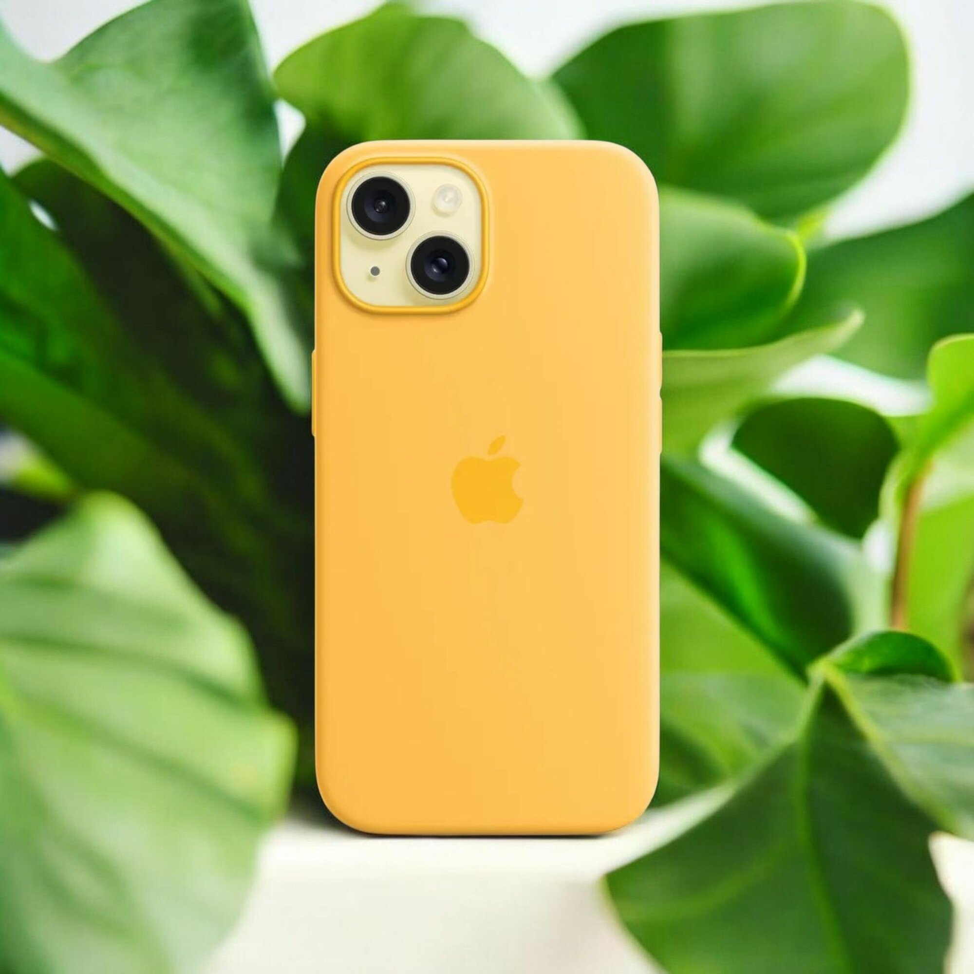 Чехол-накладка SILICONE CASE MagSafe и анимацией для iPhone 15 PRO, желтый