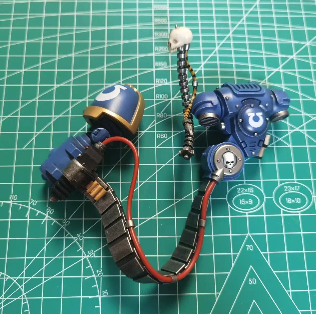 JOYTOY Warhammer 40K Фигурка капитана Ультрамаринов 1/18 Синий, Toy Accessory 4