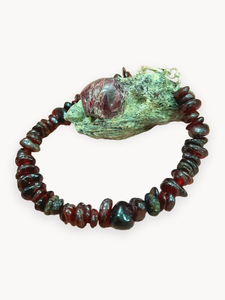 Жесткий браслет, гранат