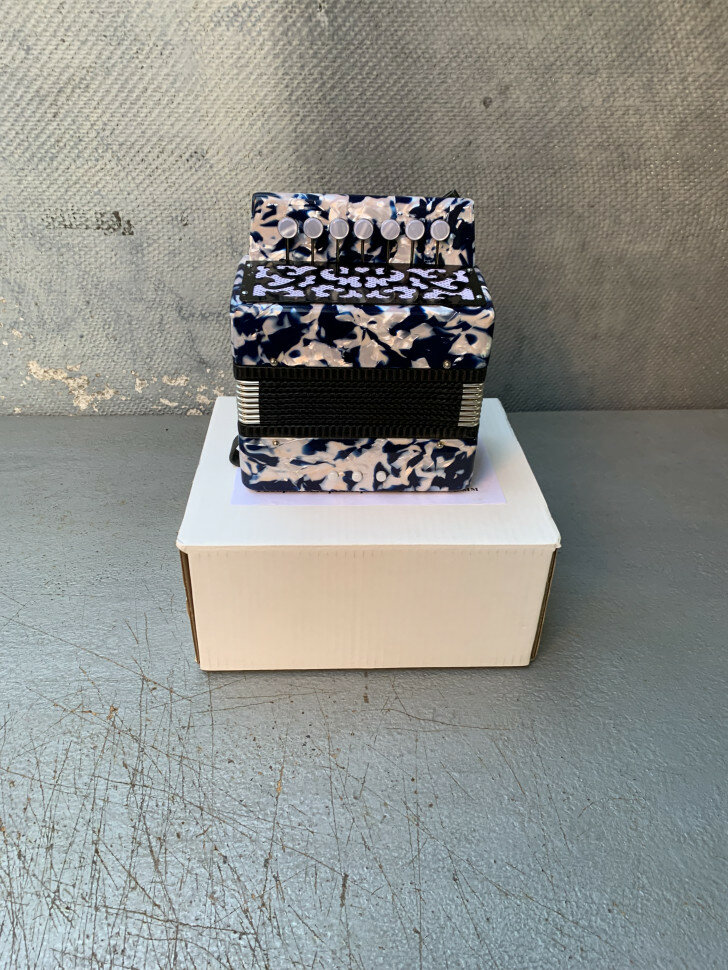 Народные Тульская гармонь Гармонь Тульская "Кроха", сувенирная, бело-синяя, перламутровый цвет