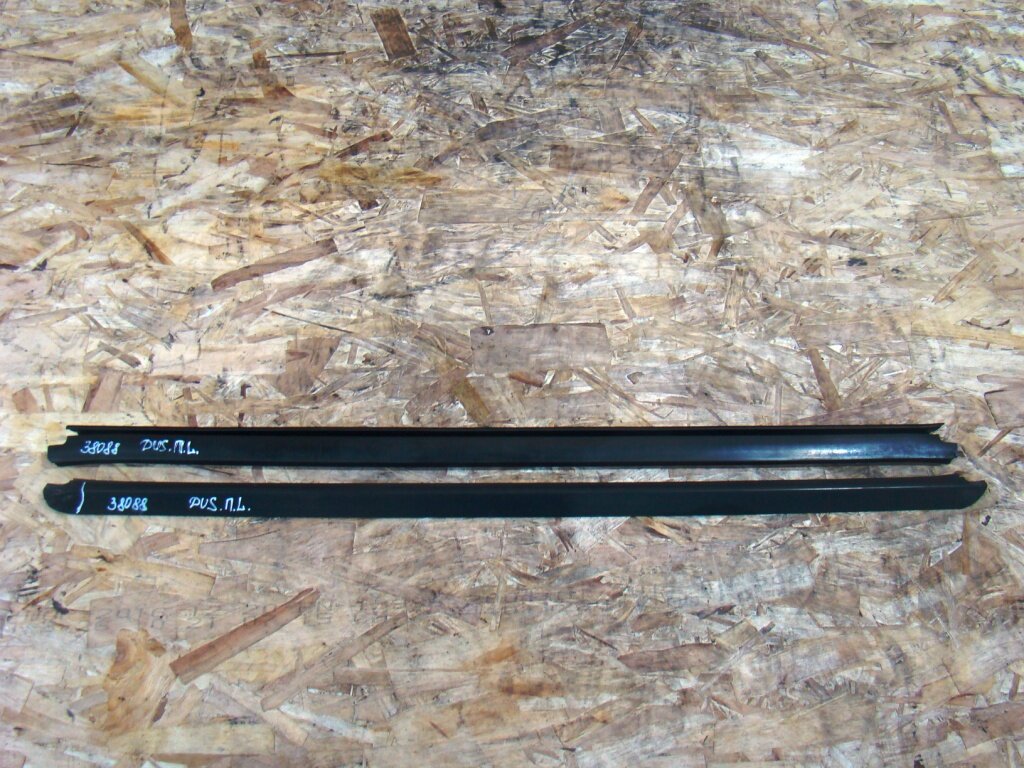 Renault Duster Накладка стекла переднего левого 8200760258