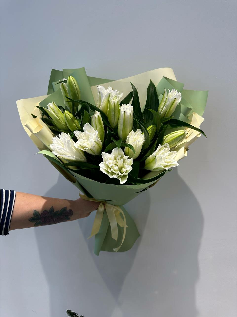 Букет из 5 белых лилий Чистота и элегантность