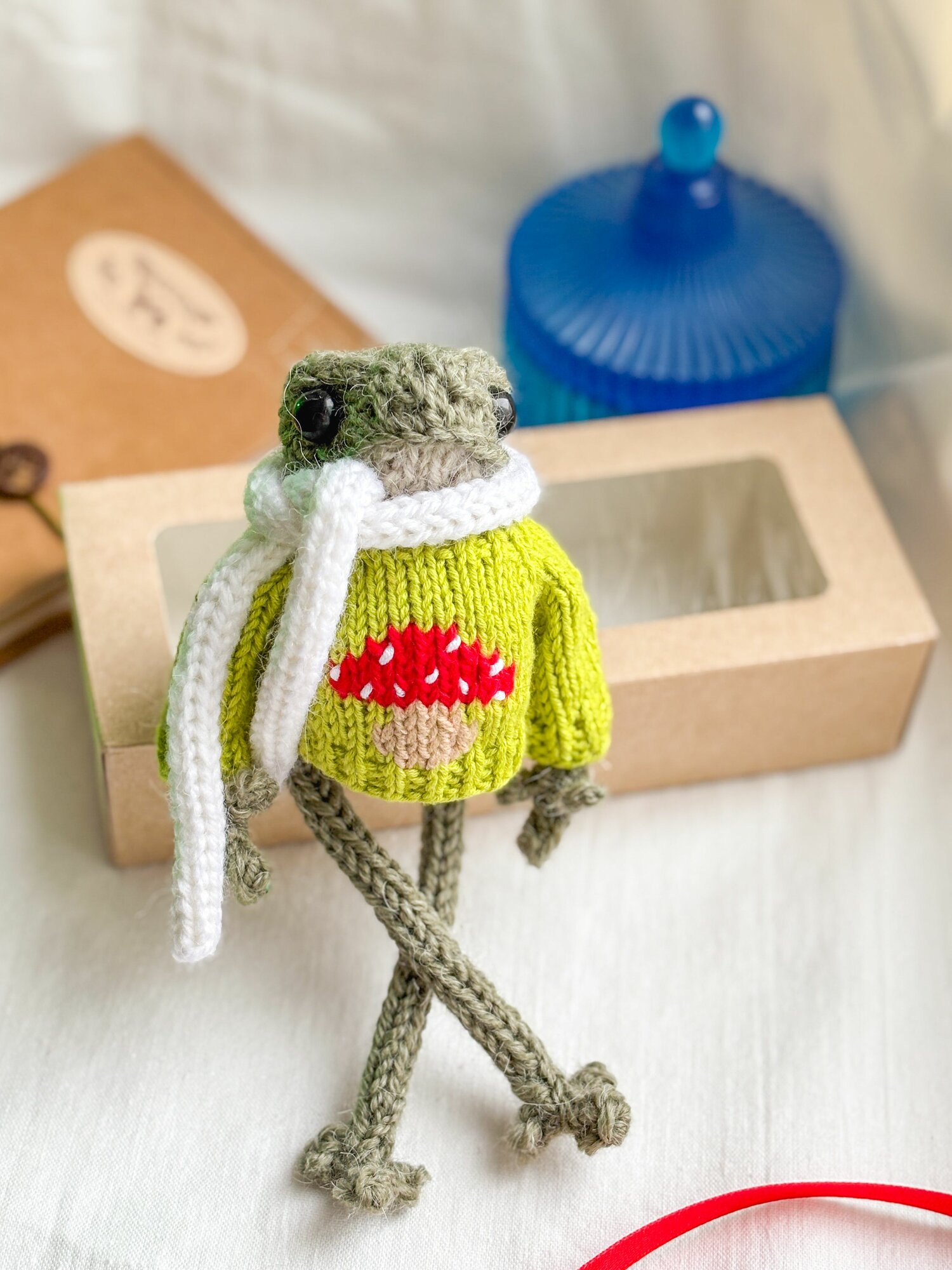 Вязанная лягушка в свитере (с каркасом), ручная работа