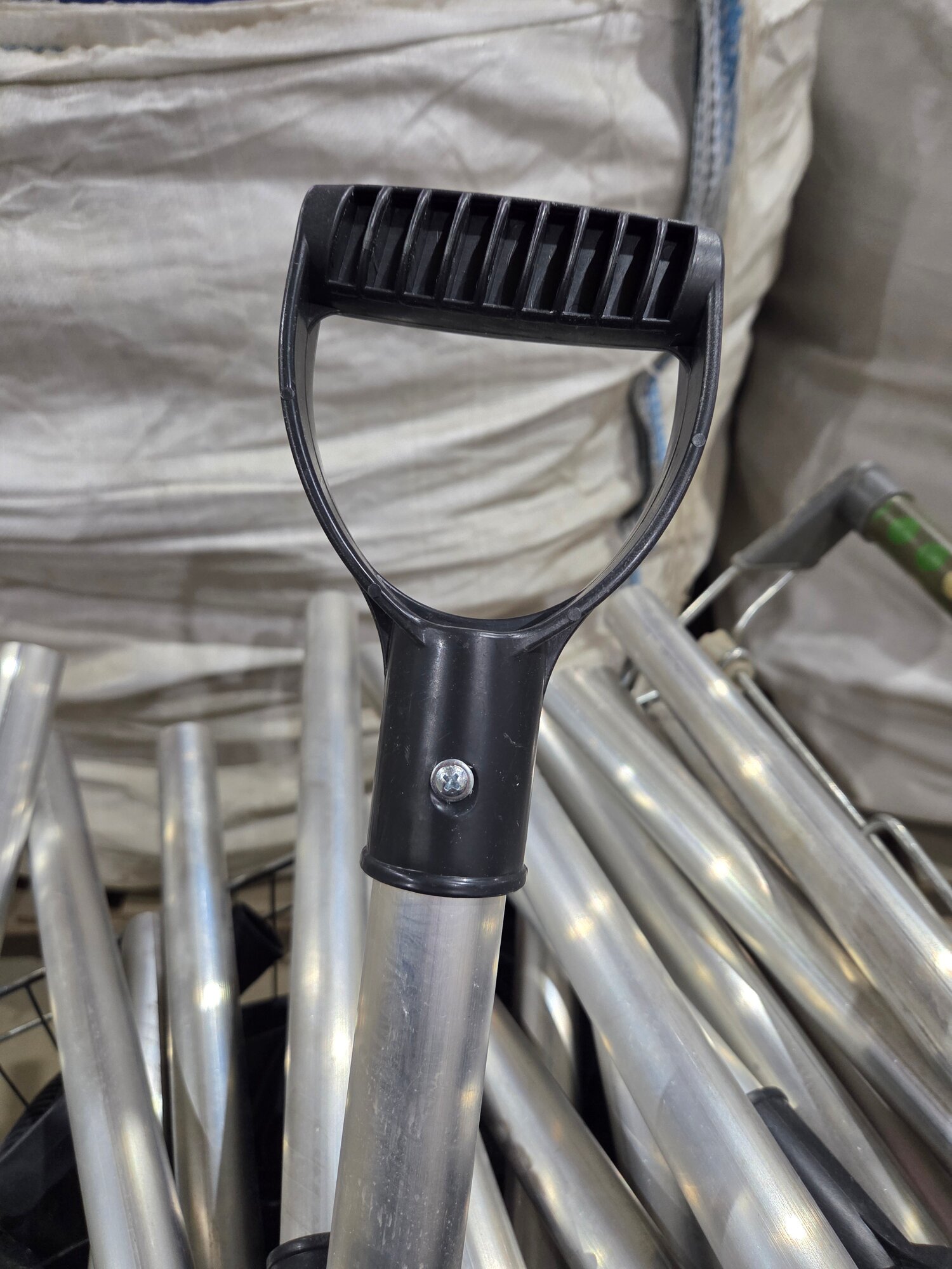 Ручка для черенка цельнолитая пластиковая черная. Эконом вариант