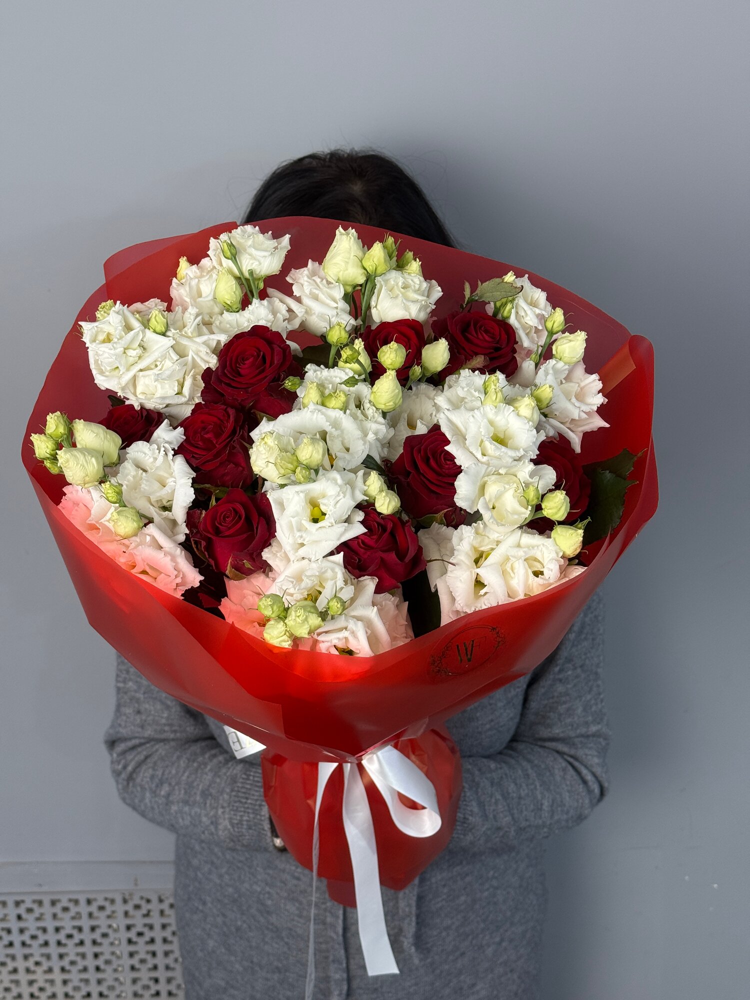 WEST FLORA Шёлковое облако: букет из белых роз и эустом – купить с доставкой