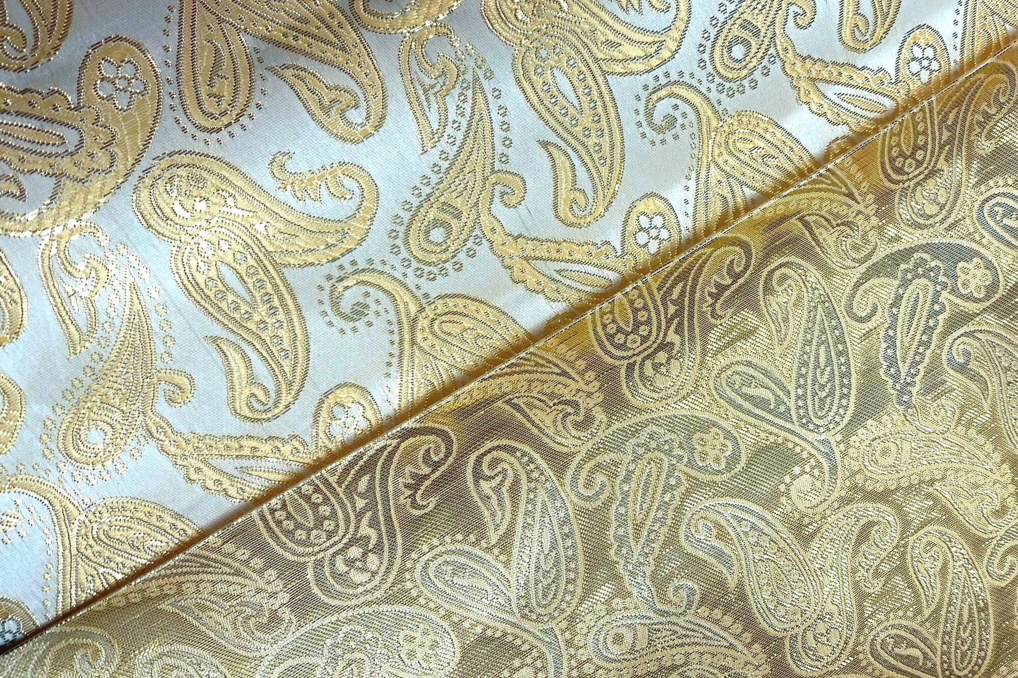 Ткань Парча жаккард золотые пейсли на белом, ш145см, 0,5 м