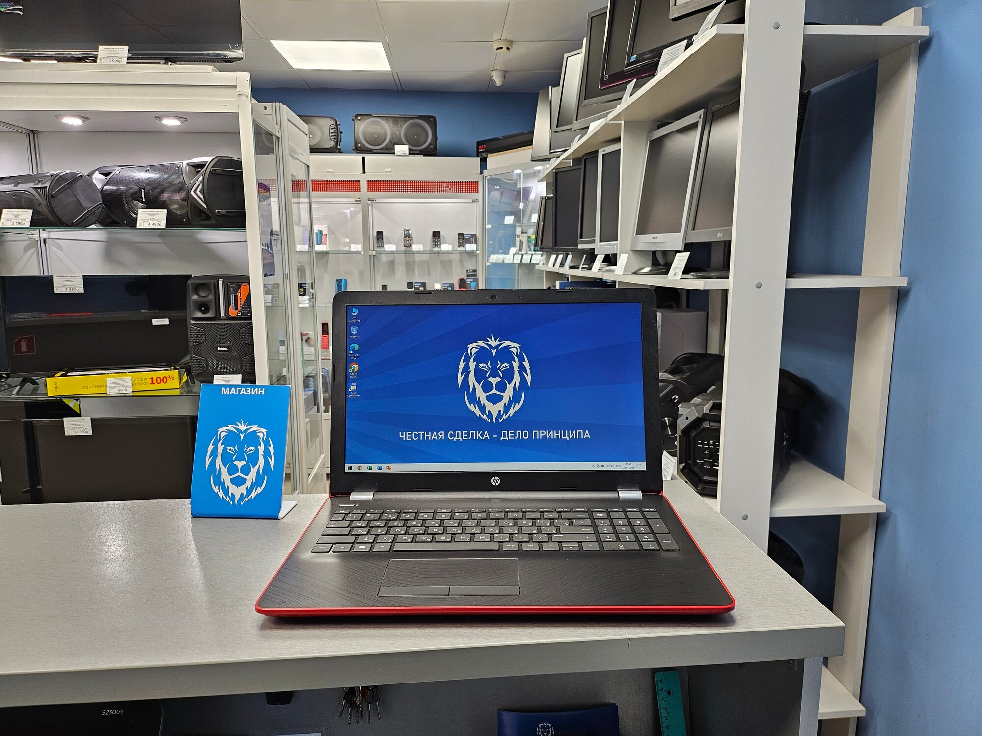 Ноутбук HP 15-bw032ur A9 9420/4Gb/120Gb/AMD Radeon R5/15.6"/FHD (1920x1080)/Windows 10 64/red/WiFi/BT/Cam