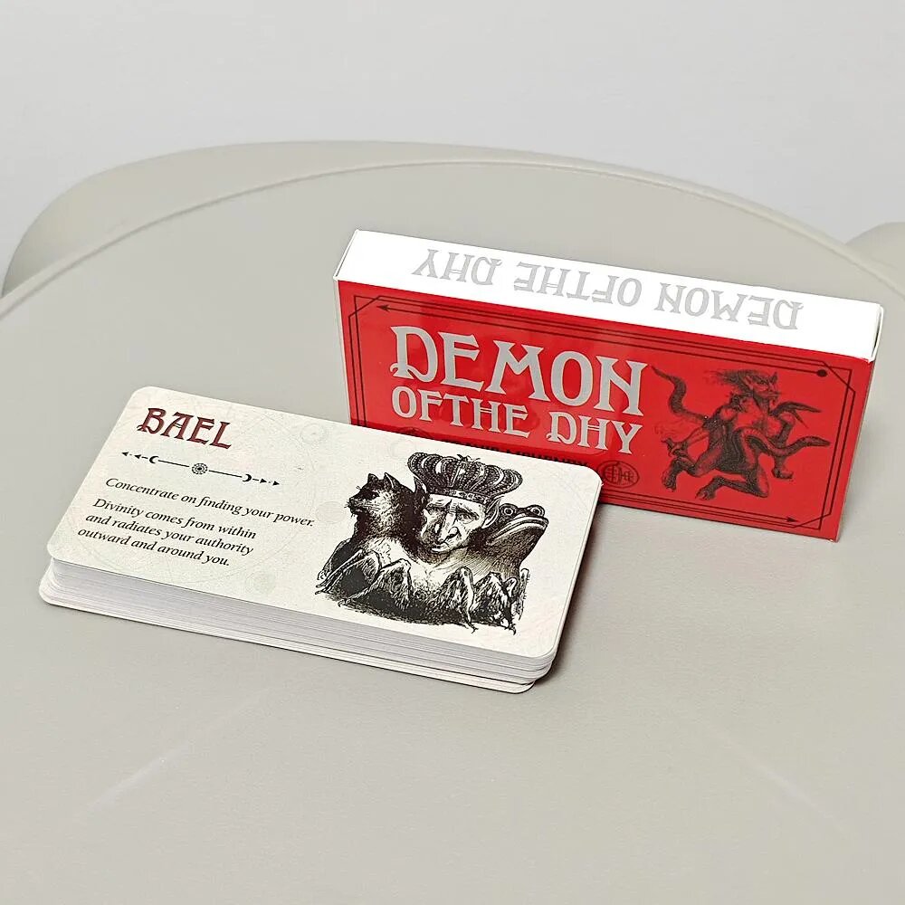 Оракул Демона Дня 10*5 см 40 карт содержат послания от гоэтических демонов, раскрывающие правду, скрытую в тенях