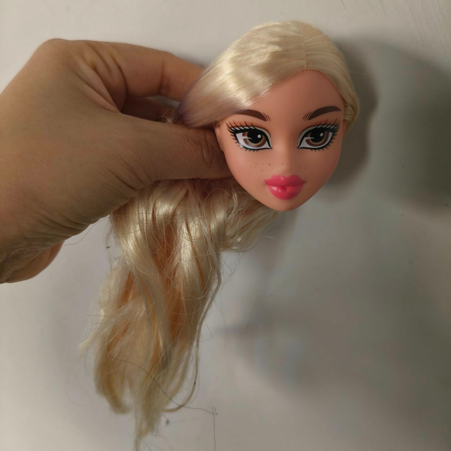 Форма головы куклы Bratz Куми без упаковки