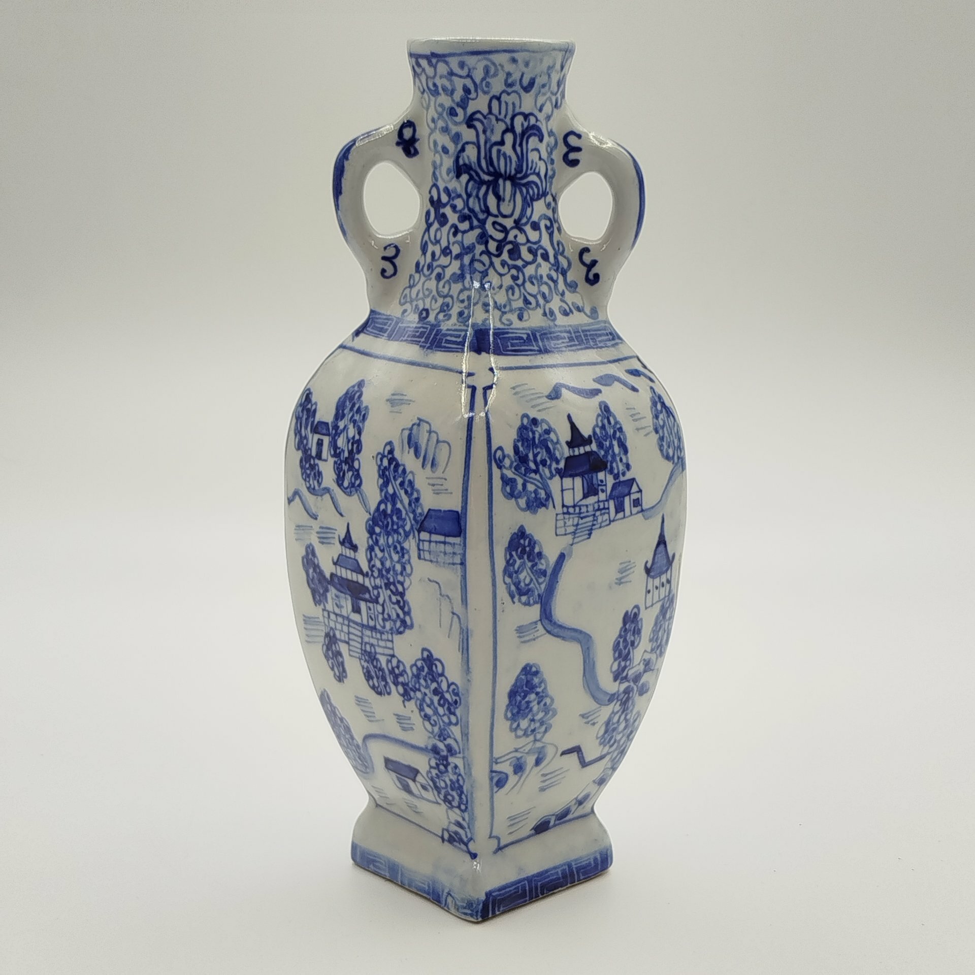 Вазочка с боковыми ручками, украшенная пейзажем с пагодами, фарфор, роспись