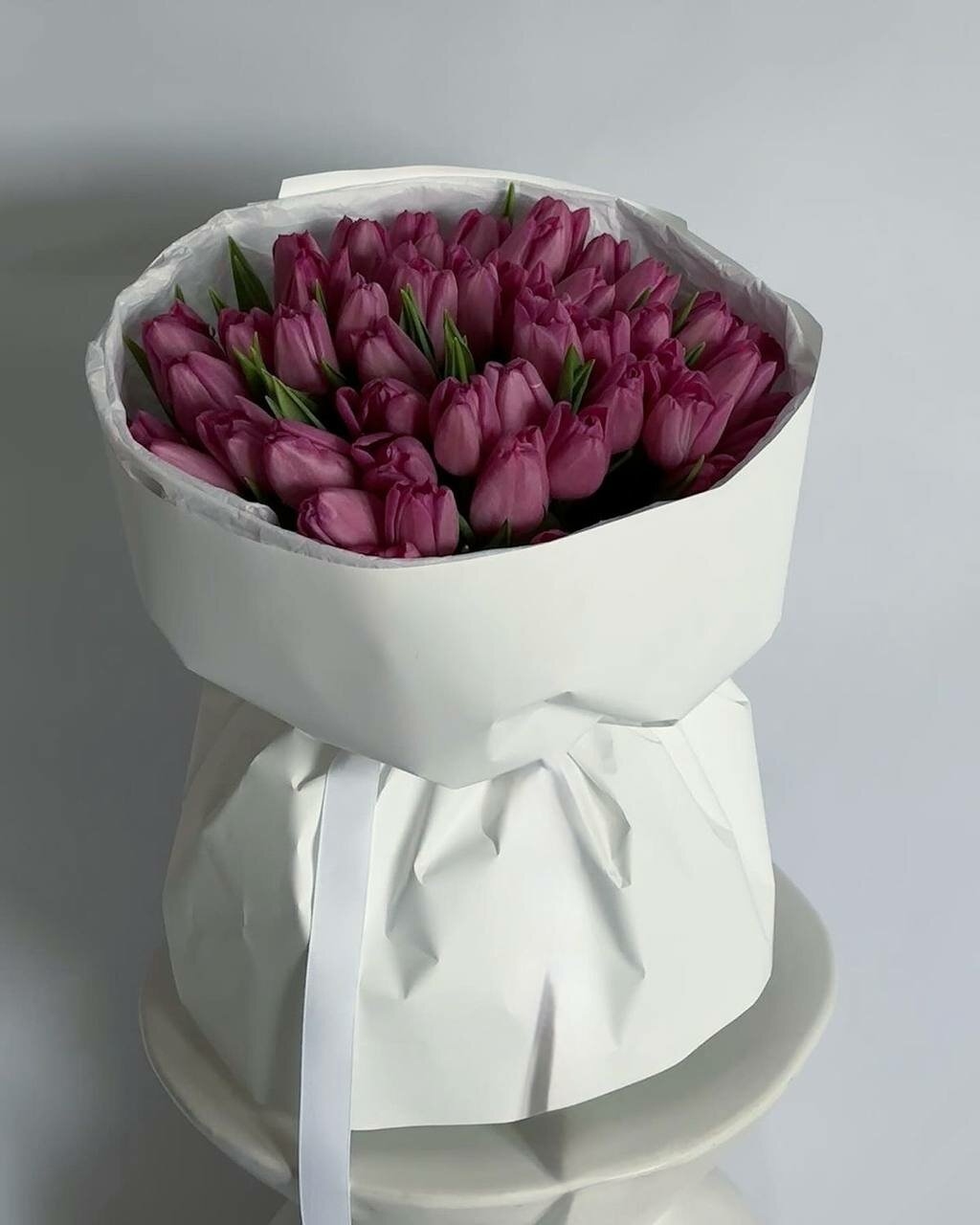 Монобукет "Гармония чувств" Gardelia Flowers, тюльпаны красные, 51 цветок