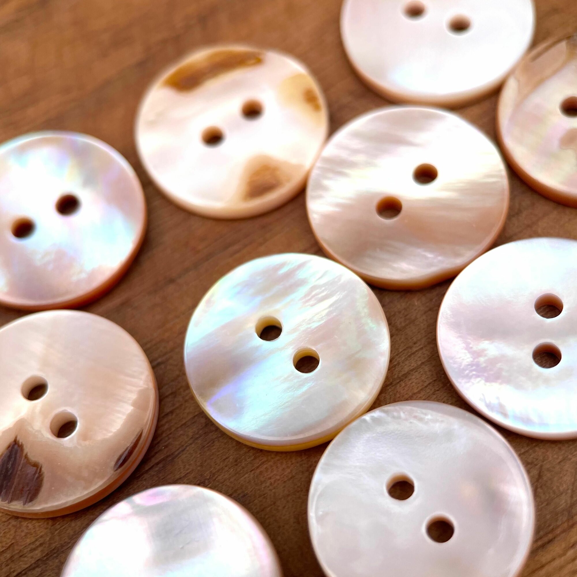Пуговицы из розового перламутра 15 мм, 10 шт, двухдырчатые, для рубашки, пижамы и рукоделия, натуральная ракушка, женские, мягкий блеск