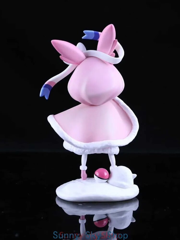 Фигурка Pokemon Sylveon в пальто с покеболом ABS пластик светло-розовая 16x15x24 см — фото 1