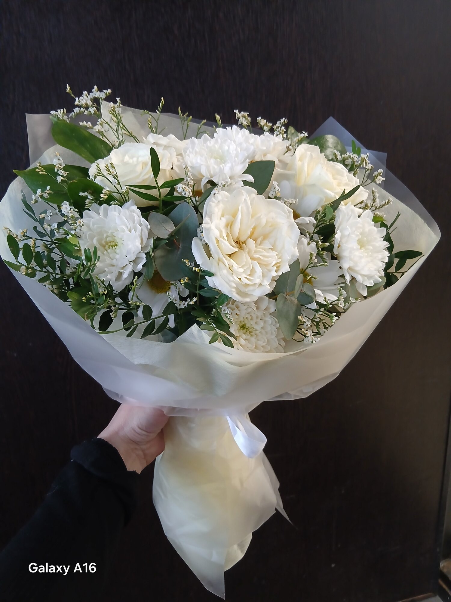 Букет живых цветов,5 роз и хризантемы, на флористической губке. Букетная s.