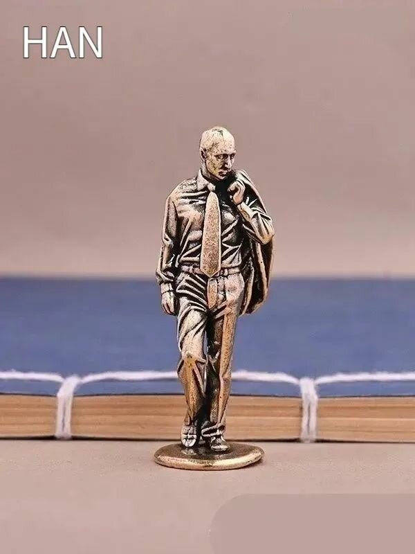 Статуэтка Цвет латуни, высота 5.7 см, длина 2 см