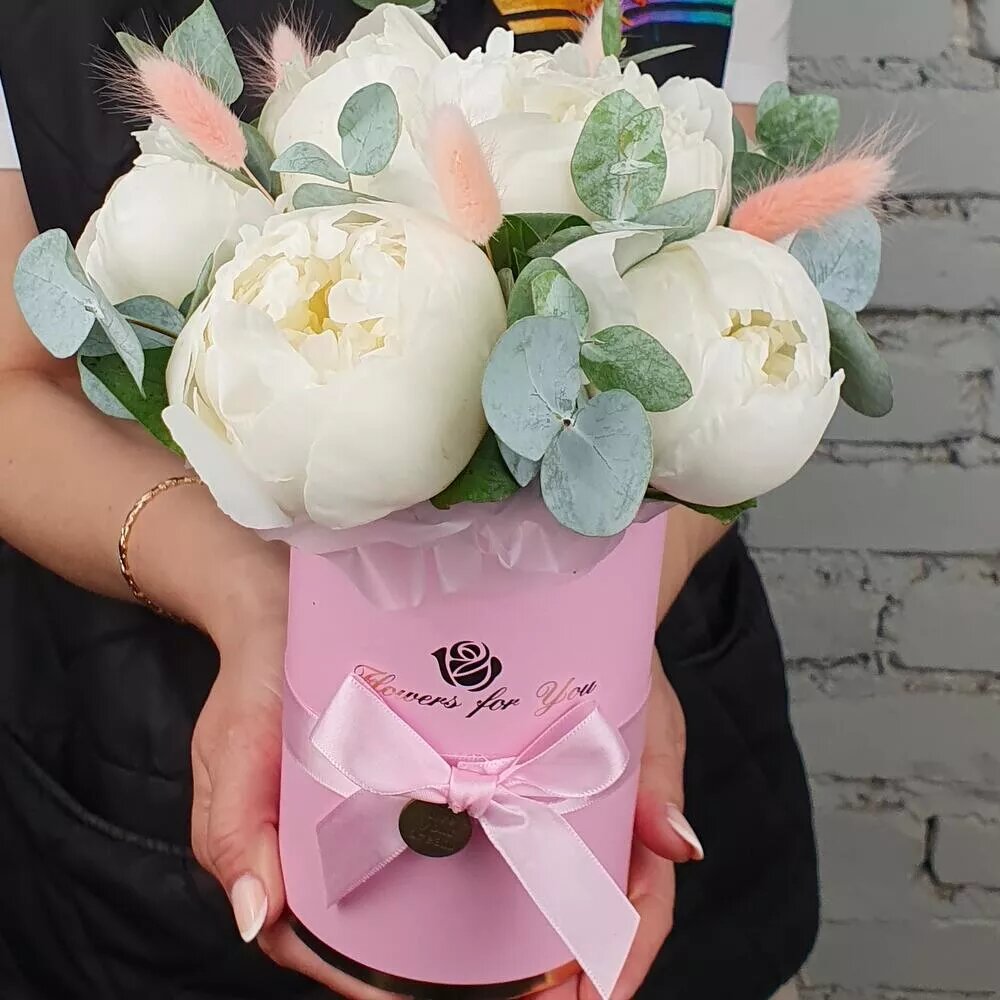 Композиция 7 белых пионов в шляпной коробке