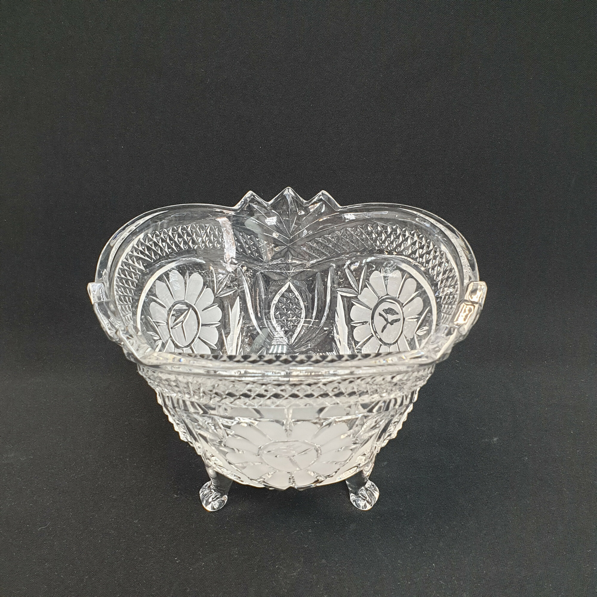Винтажный хрустальный салатник на ножках 1250 мл, алмазная резка, СССР.