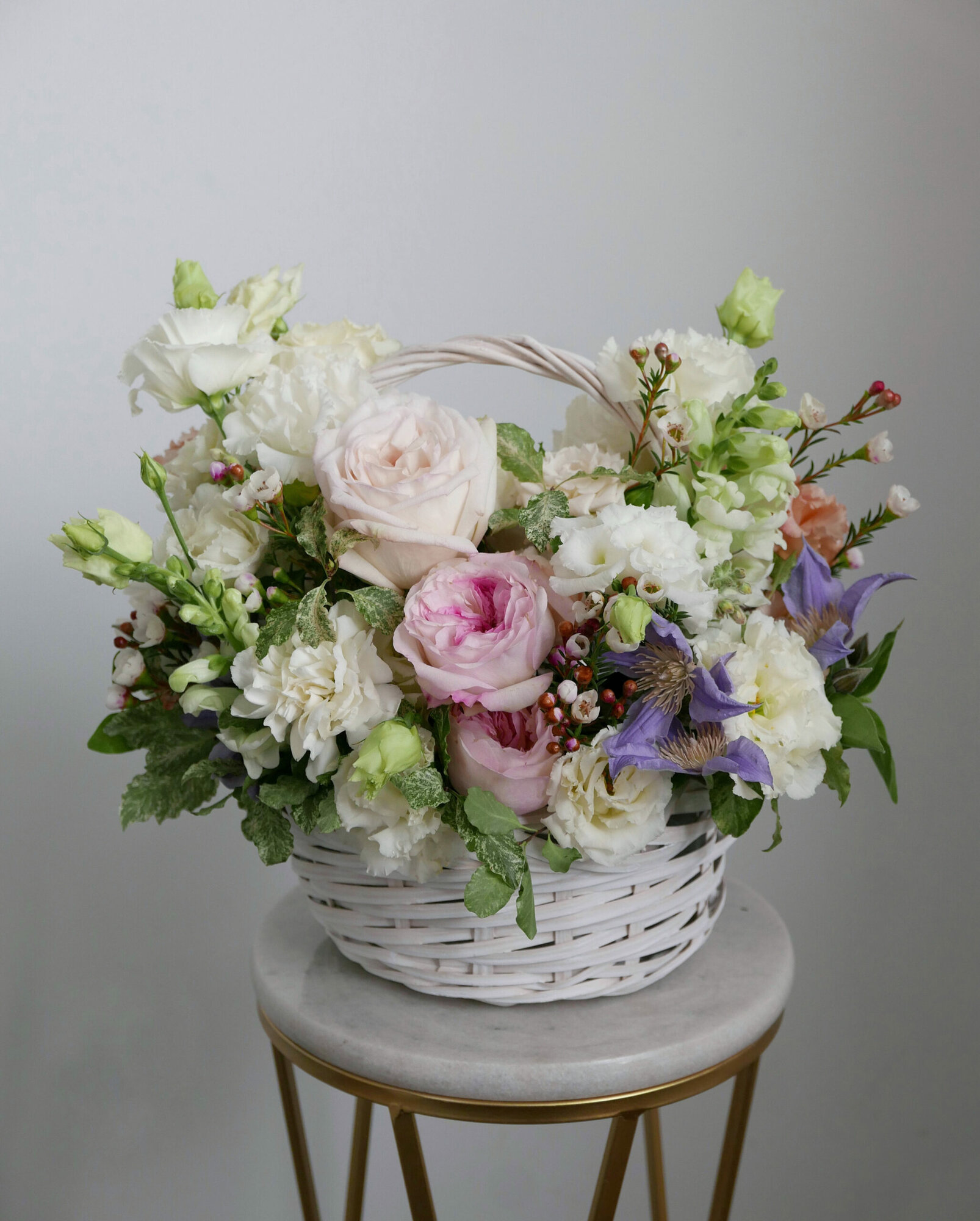 Букет "Воздушный Микс", в корзине, с розами, гвоздиками, эустомами, колокольчиками и шамиляциумами