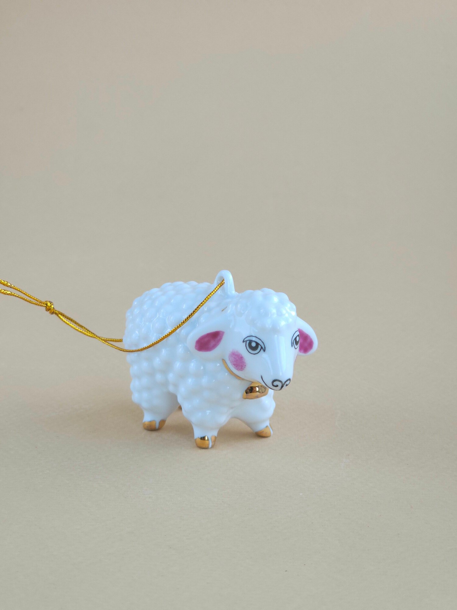 Ёлочная игрушка "Овечка". Ярославская майолика. Керамика ручной работы. Сделано в России.
