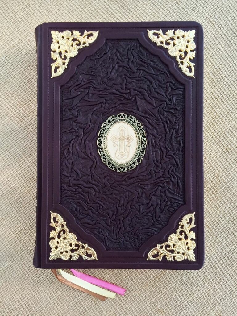 Библия (подарочная кожаная книга в твердом переплете с закладкой)