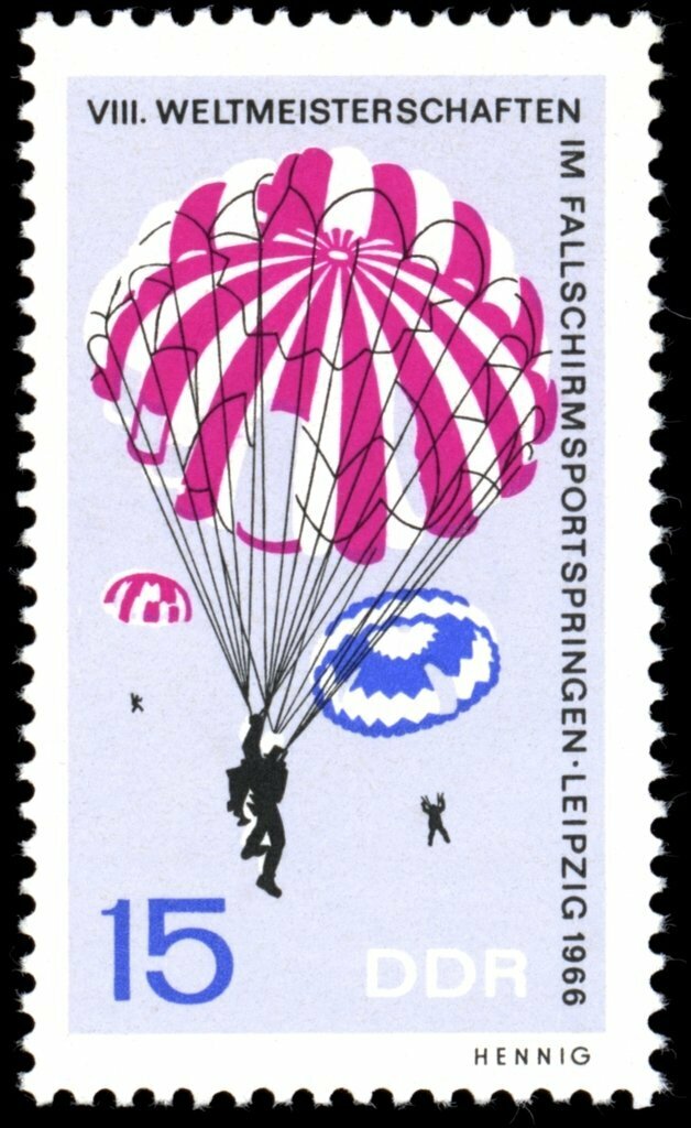 (1966-042) Марка Германия (ГДР) "Групповой прыжок" Прыжки с парашютом III гашеная