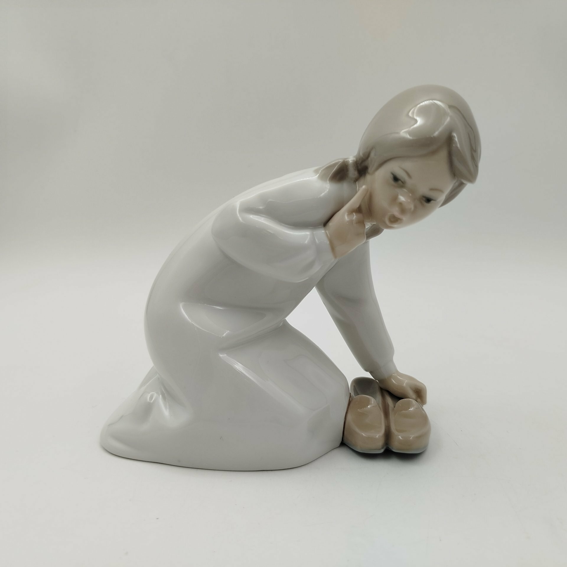 Статуэтка "Девочка с тапками", автор Vicente Martinez, Lladro, фарфор, роспись, Испания