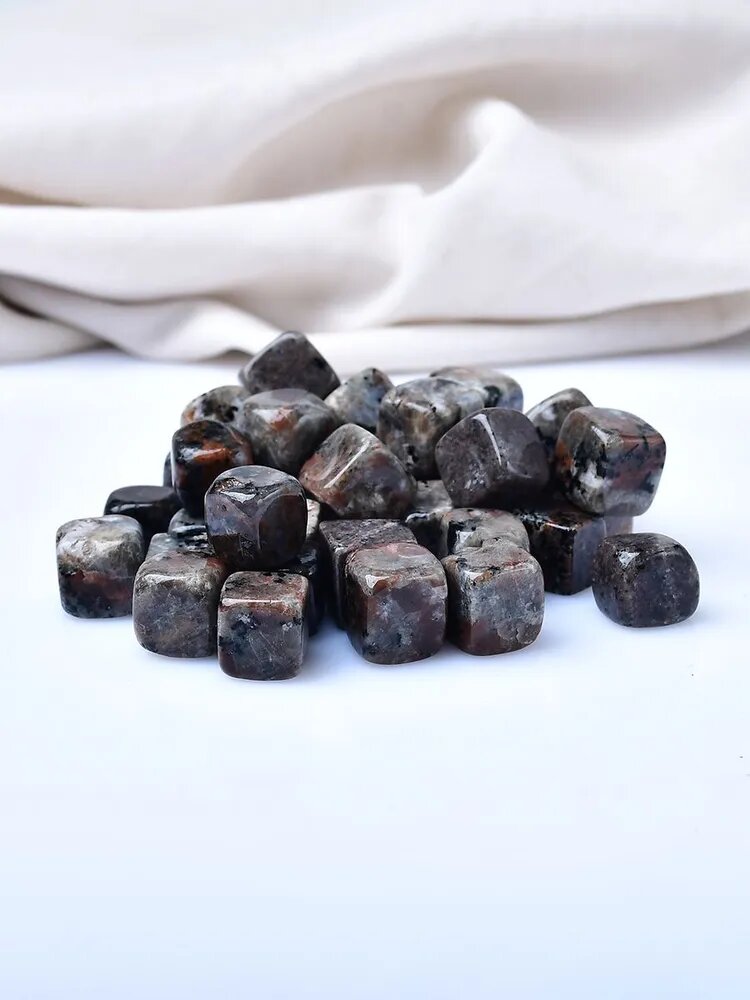 Натуральный камень пламенный камень , полированный куб (1-1,5 см, 50 г)