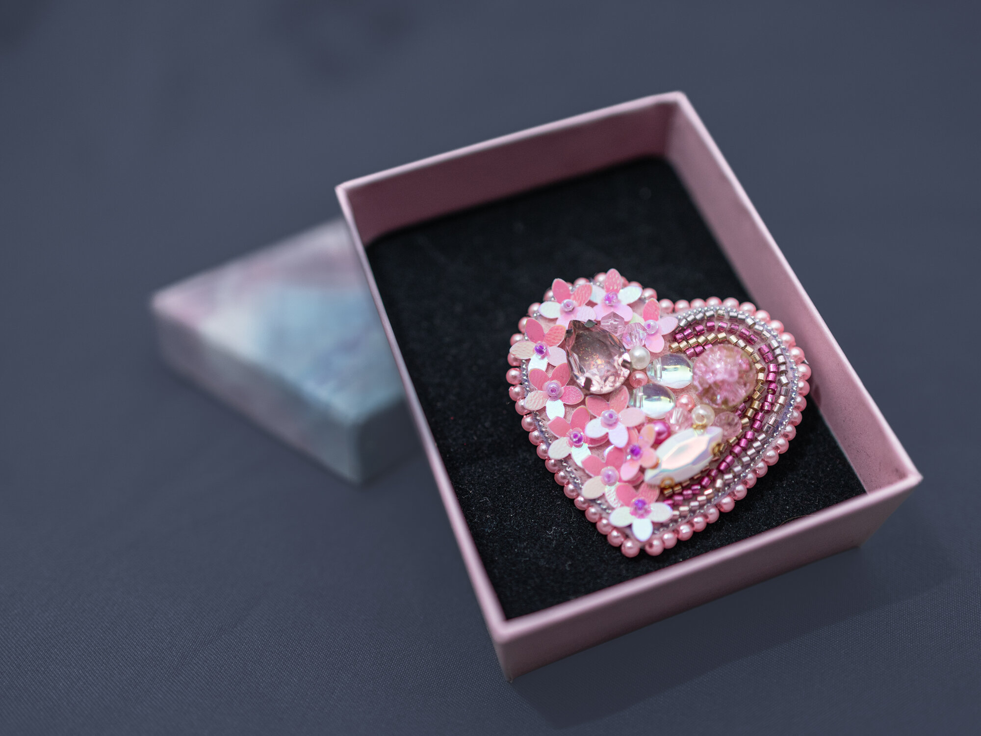 Брошь, стекло, бисер, стразы