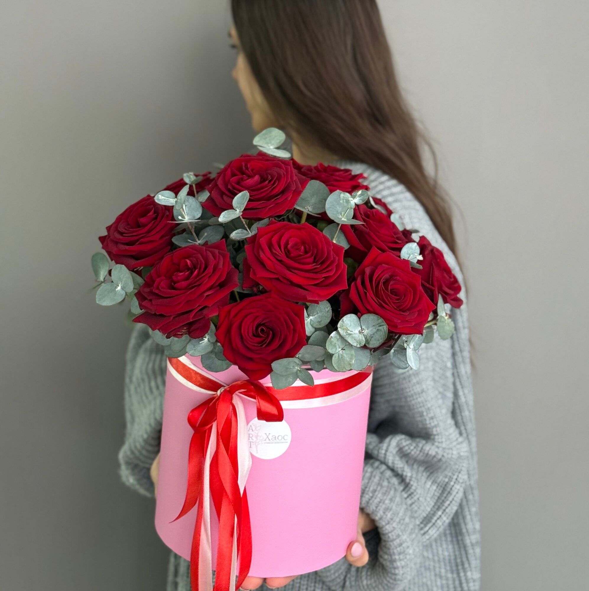 Розы красные с эвкалиптом 15 штук в коробке ❤ Роскошный букет