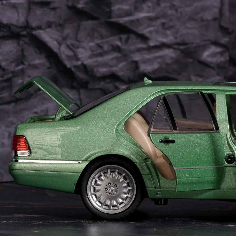 Металлическая коллекционная модель автомобиля Mercedes-Benz S-Класс W140, масштаб 1:24, открывающиеся детали, зеленый цвет — фото 1