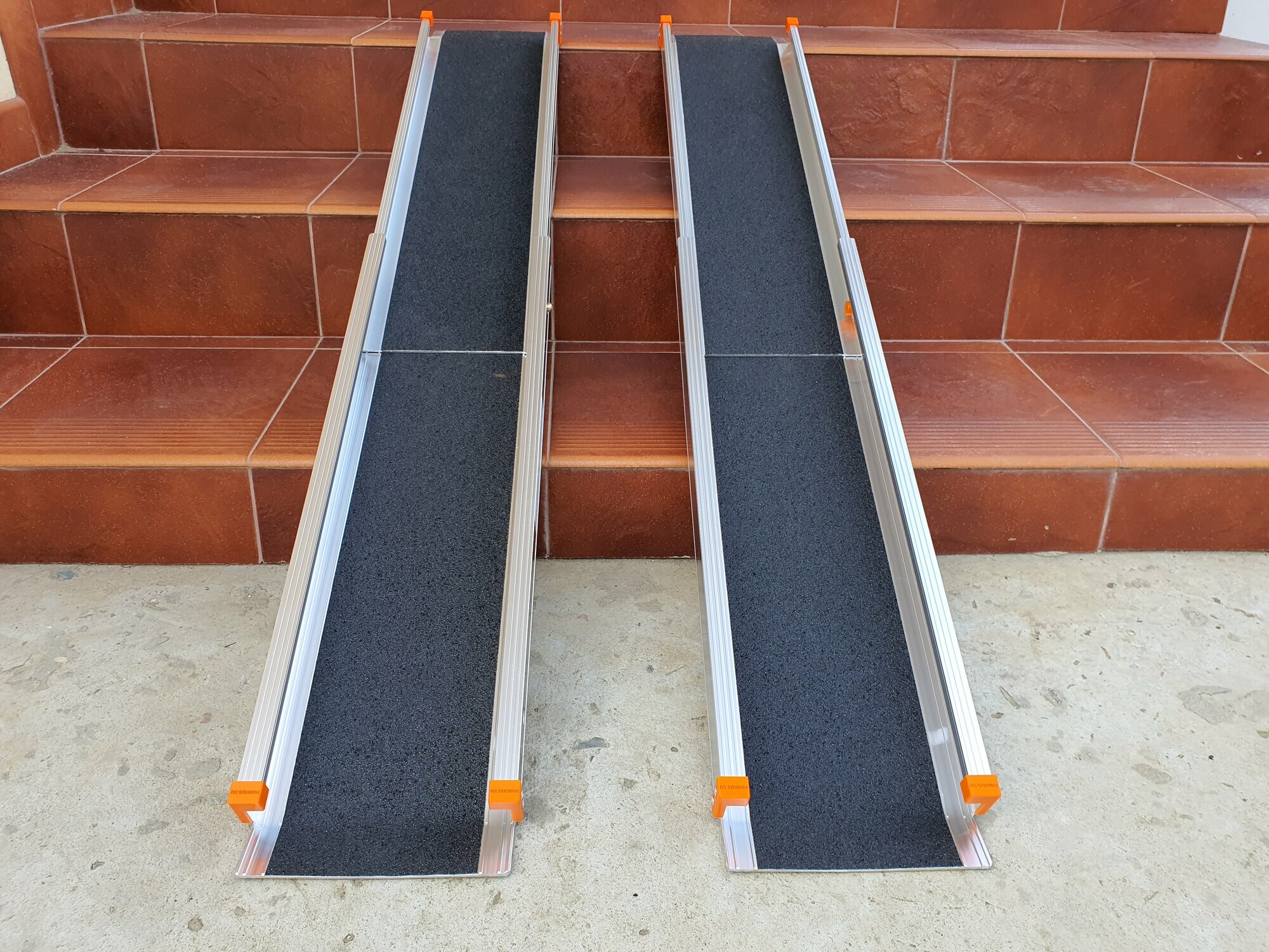 Пандус телескопический двухсекционный, 90 см, противоскользящий