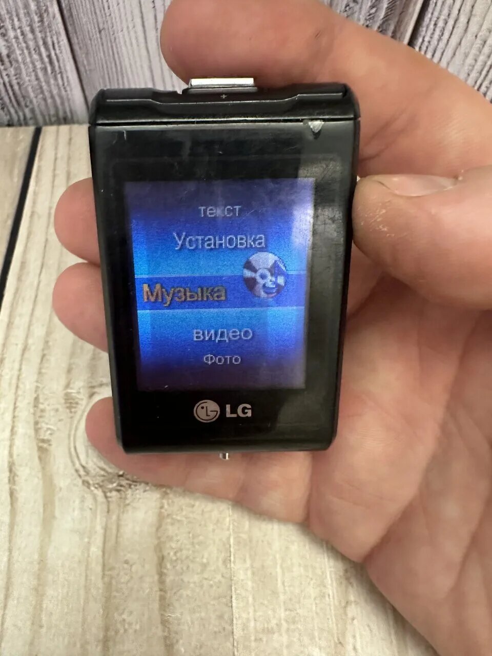MP3-плеер LG fm30 1Gb винтажный компактный интересный с экраном
