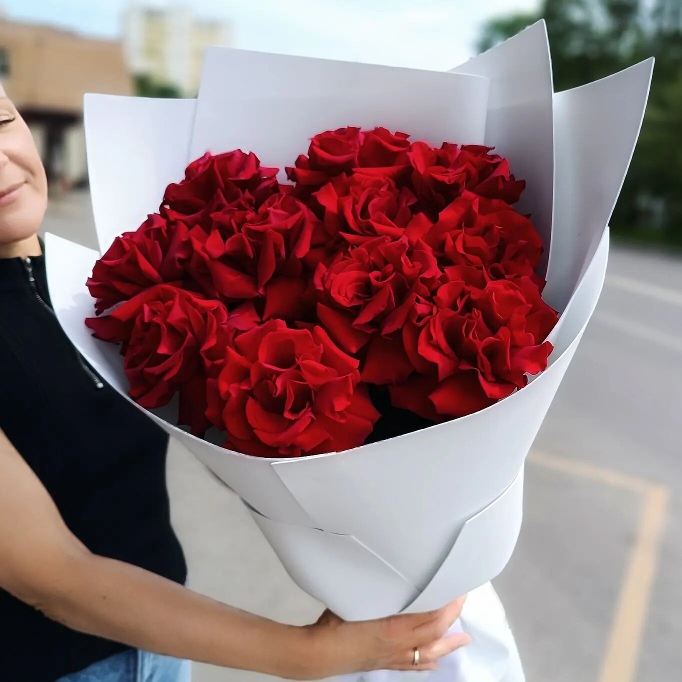 Букет гигант из бордовой французской розы для любимой женщины