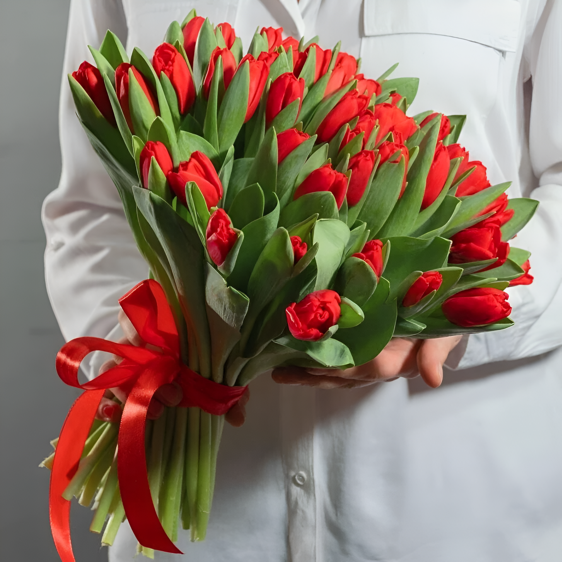 Букет из 45 красных тюльпанов. Букет на 8 Марта. Букет тюльпанов. Красное счастье. Букет весны.