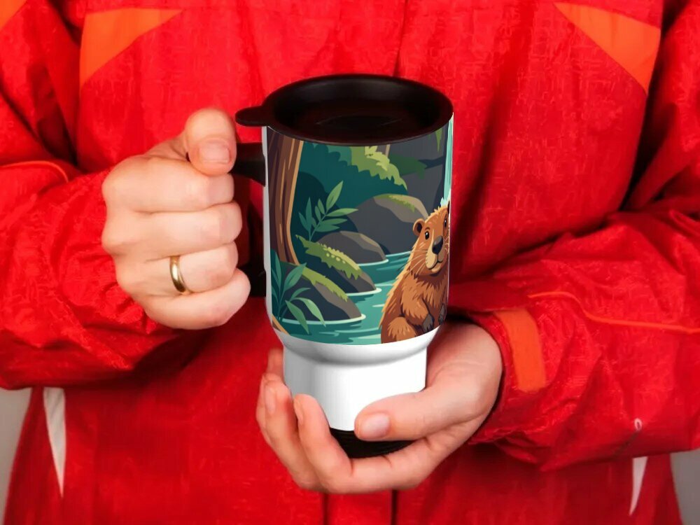 Тремокружка для авто с принтом "Два бобра у водопада. Мультяшная лесная сцена с парой бобров у бирюзовой реки и падающей воды среди высоких деревьев и мшистых скал." 0.5 л.