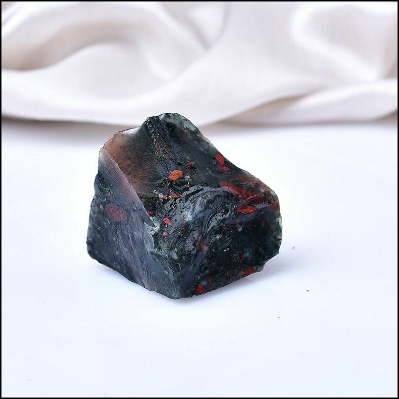 Натуральный камень, африканский кровавик, необработанный, размер: 3-5 см, 20-40 г, 1 шт