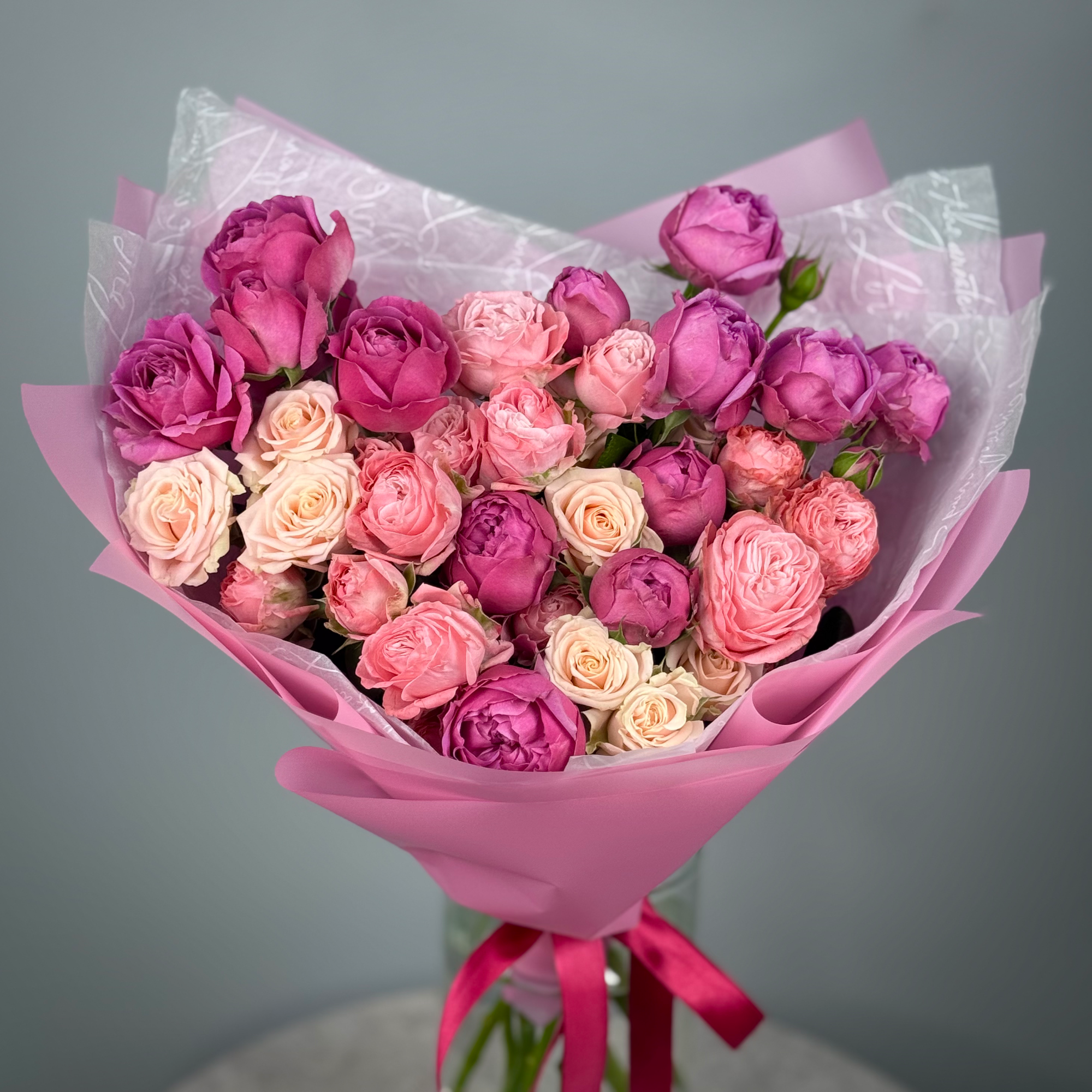 Букет из 9 кустовых пионовидных роз микс в стильной упаковке. «365 Поводов» - живые цветы с доставкой