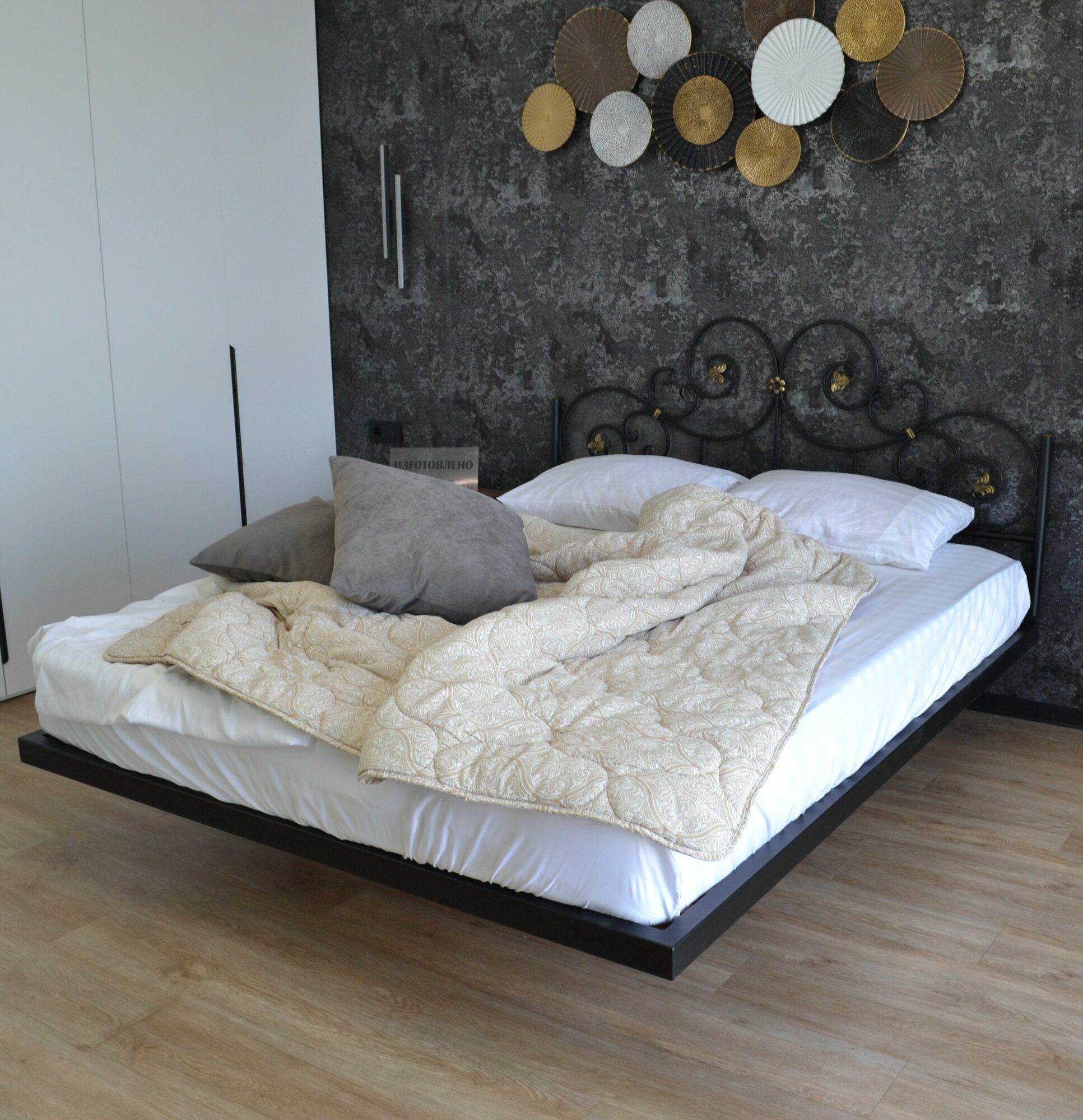 Парящая кровать Афина с ортопедическим основанием черная с золотом