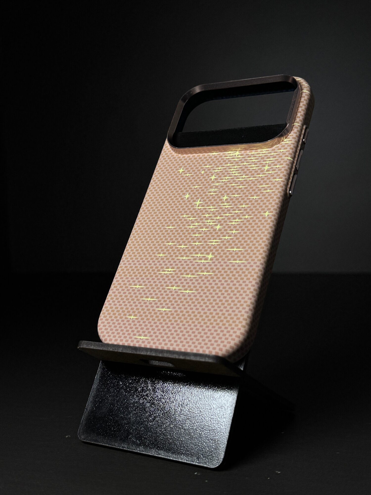 Чехол Айфон 17 Про / чехол iPhone 17 Pro с MagSafe LUXO Life+, коричневый, с зеленым узором, карбоновый