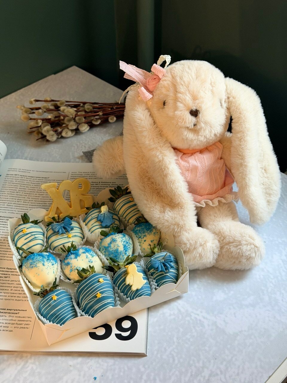 Клубника в белом шоколаде Blossom Toy 2 пасхальная, 9-12 шт, с игрушкой зайкой 20 см, детский подарок