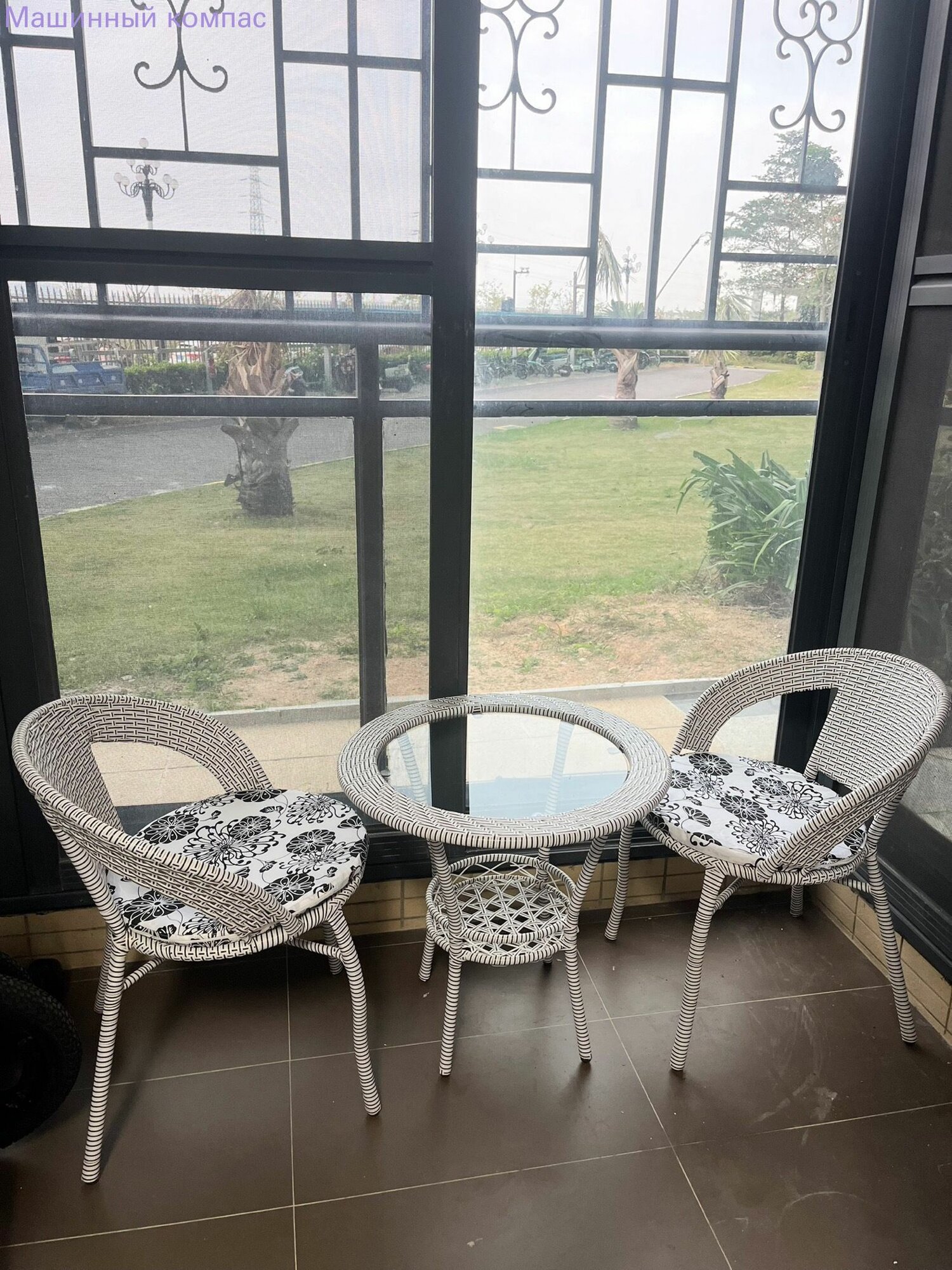 Садовый набор мебели из ротанга: круглый стол с прозрачным стеклом и 2 стула для улицы, балкона и террасы
