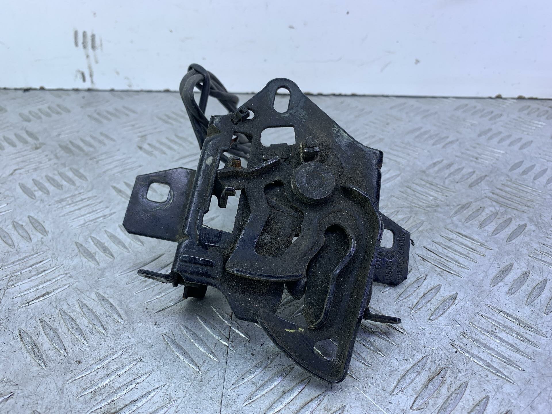 Замок капота Volkswagen Passat B5 1999 3B0823509M
